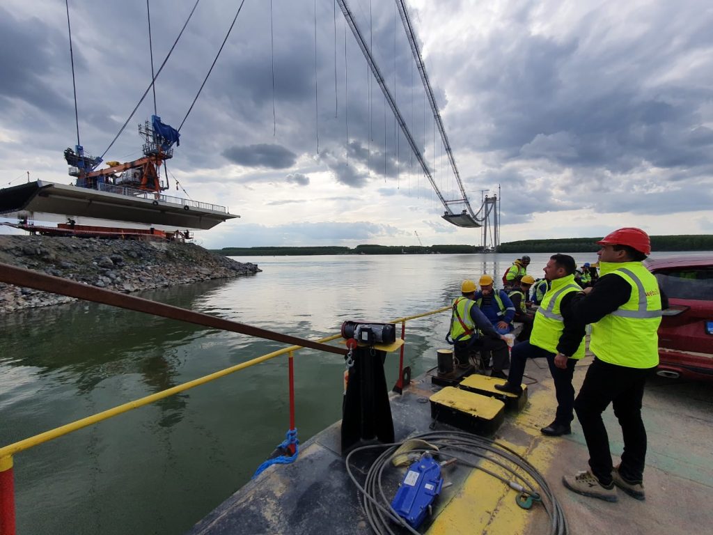 PODUL FABULOS DE LA BRAILA PRINDE ARIPI – Se monteaza tablierul. Este ...