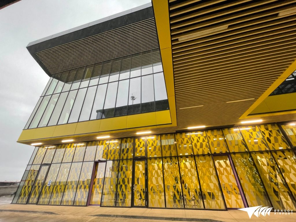 AEROPORTUL INTERNATIONAL BRASOV INAINTEAZA O ETAPA: Se monteaza turnul ...